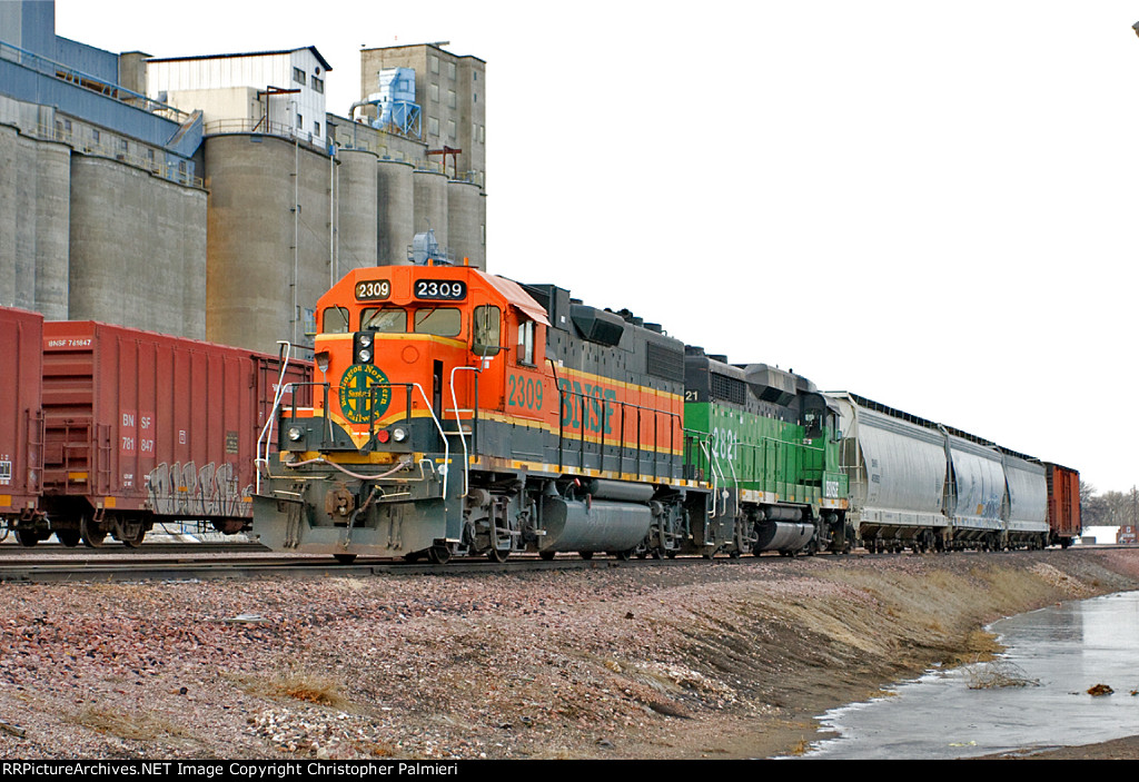 BNSF 2309 and BNSF 2821